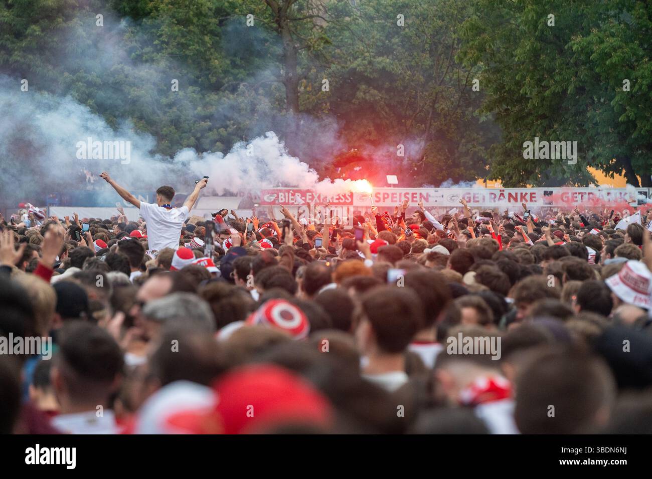 Stuttgart, Deutschland. 24th May, 2025. Jubelnde Fans mit Pyro im ...