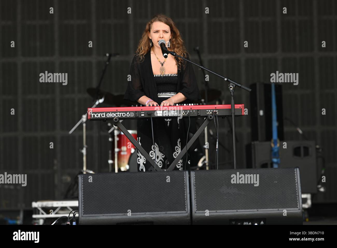LONDON, UK. 25th May, 2025. Ellie Harris perfroms at Cross The Tracks ...