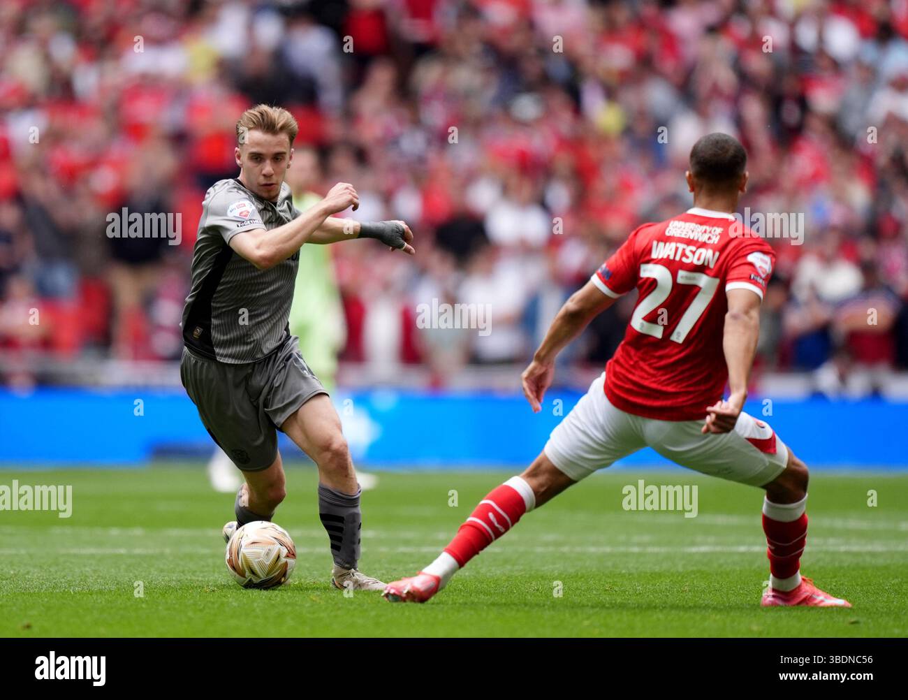 Leyton Orient's Jack Currie (left) and Charlton Athletic's Tennai ...