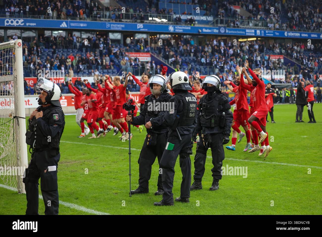 Duisburg, Deutschland. 24th May, 2025. Rot-Weiss Essen feiert Sieg mit Fans. Polizeieinsatz auf ...