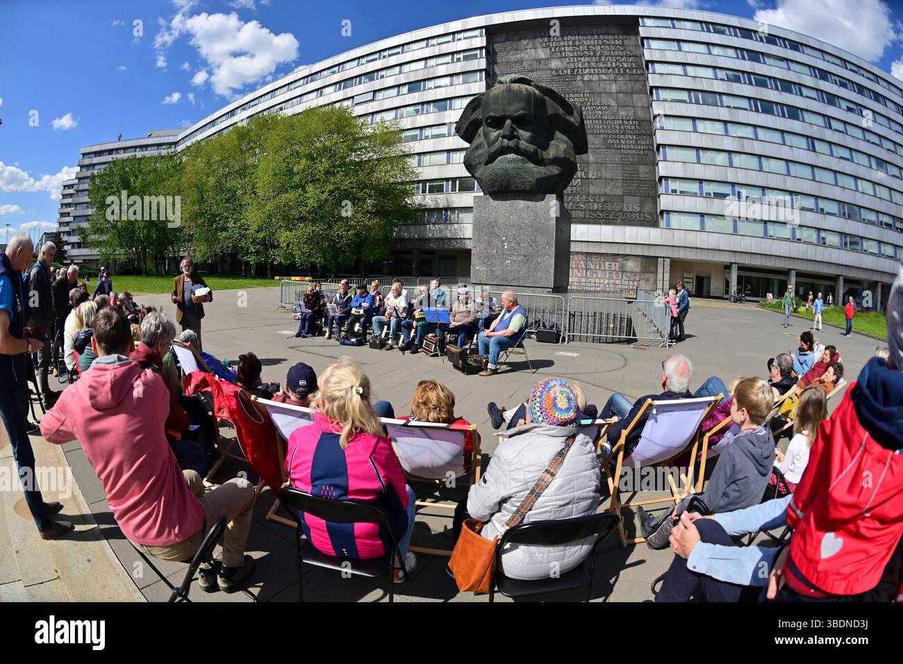 Milonga am Marx Kleines Konzertinakonzert am Karl-Marx-Monument in ...