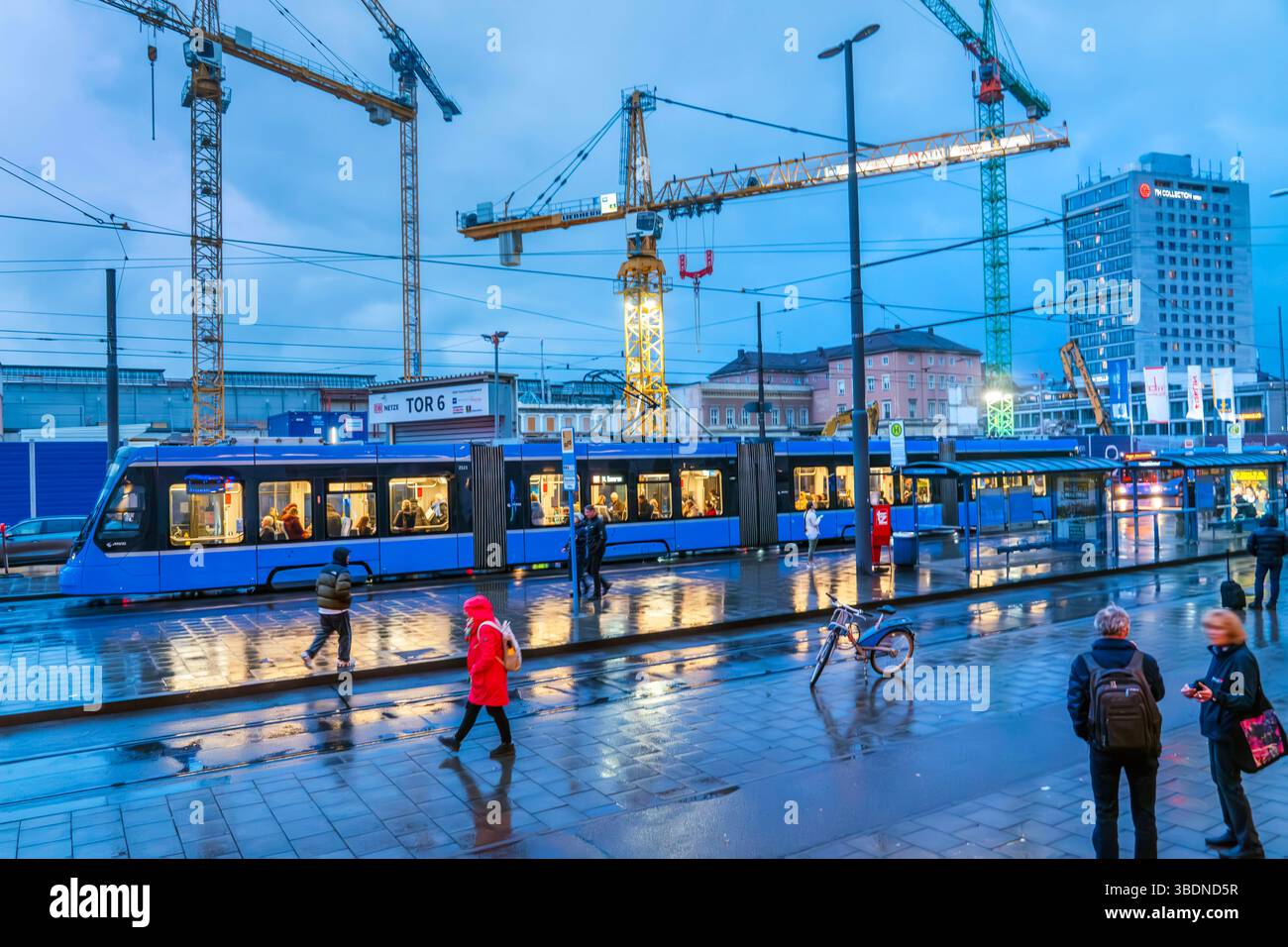 Baustelle Bahnhof, Tram hält an der Haltestelle Hauptbahnhof, München ...
