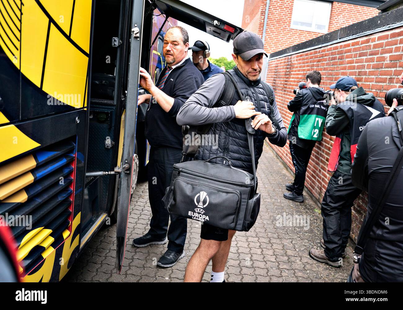 Aarhus, Denmark. 25th May, 2025. Broendby's players arrive for the ...