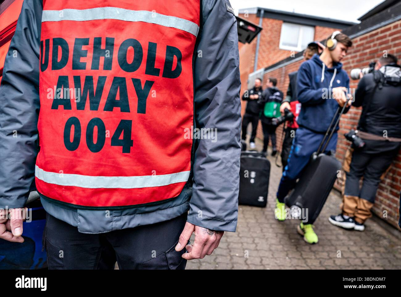 Aarhus, Denmark. 25th May, 2025. Broendby's players arrive for the ...