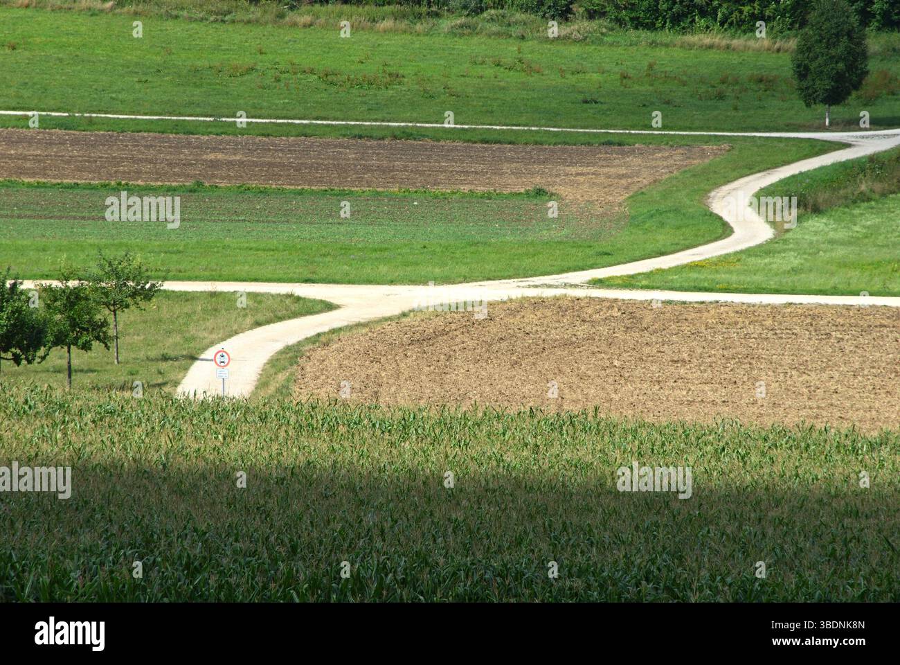 Gravel path between fields hi-res stock photography and images - Alamy