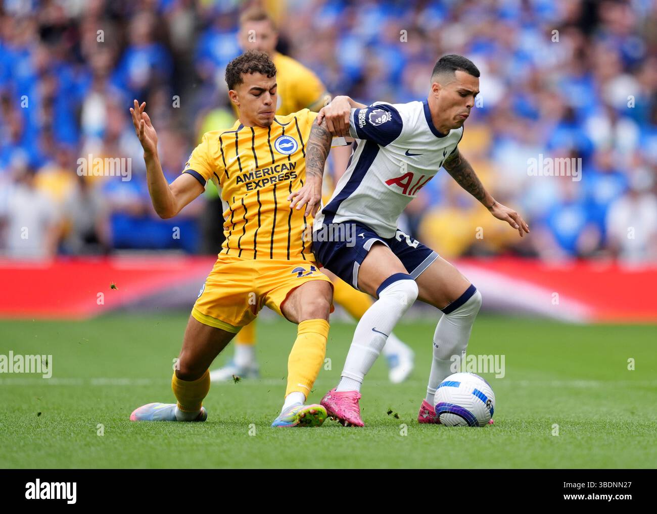 Brighton and Hove Albion's Yasin Ayari (left) and Tottenham Hotspur's ...