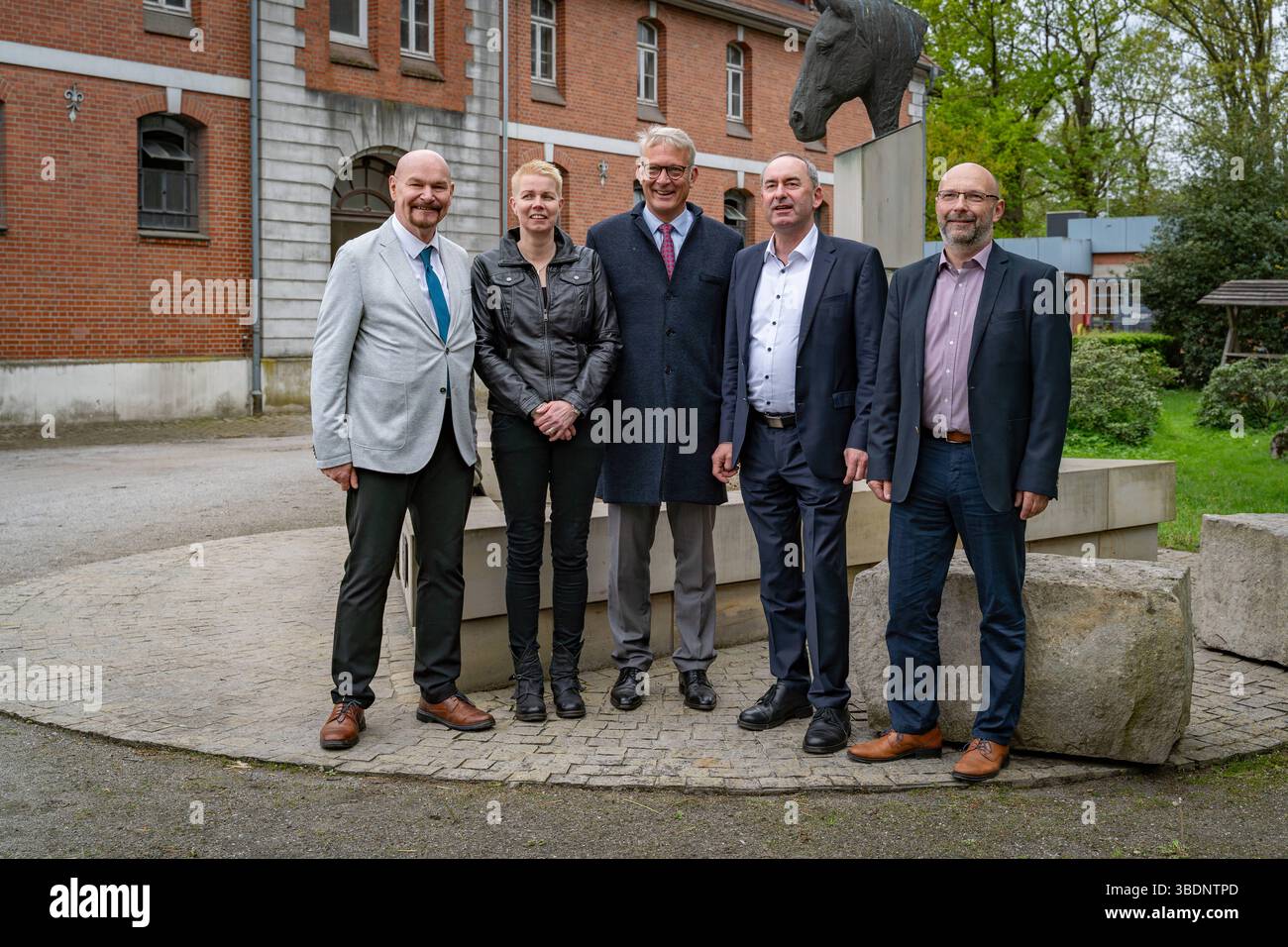 Hubert Aiwanger beim Besuch auf dem Landesgestüt in Celle. Gruppenfoto ...