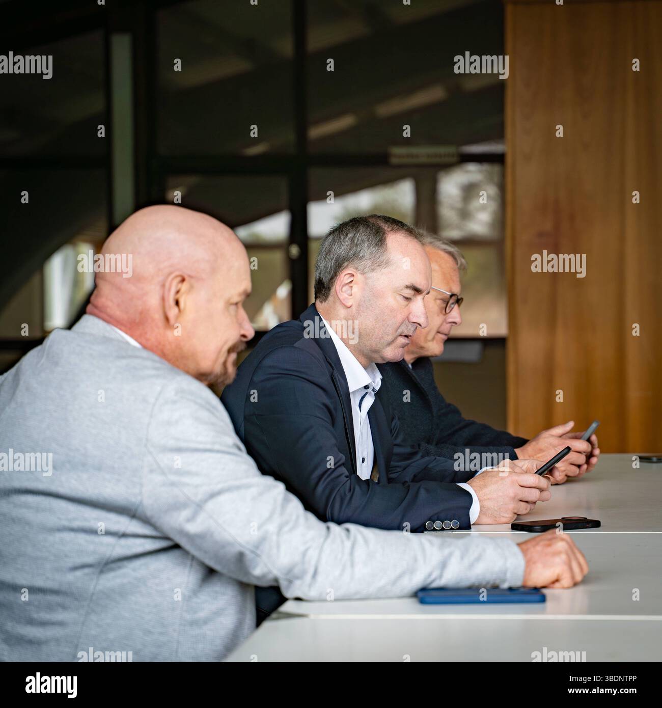 Hubert Aiwanger zwischen Dr. Horst Gaumann und Dr. Axel Brockmann in ...