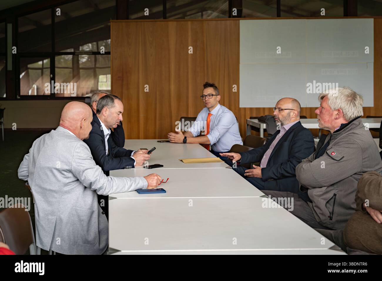 Hubert Aiwanger im intensiven Austausch mit Helmut Habermann rechts ...
