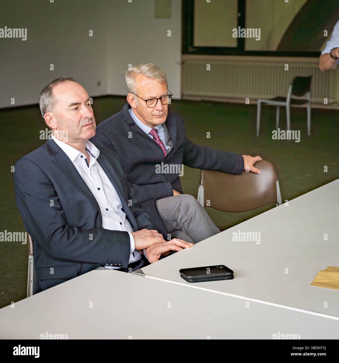 Hubert Aiwanger und Dr. Axel Brockmann, Landstallmeister beim Gestüt in ...