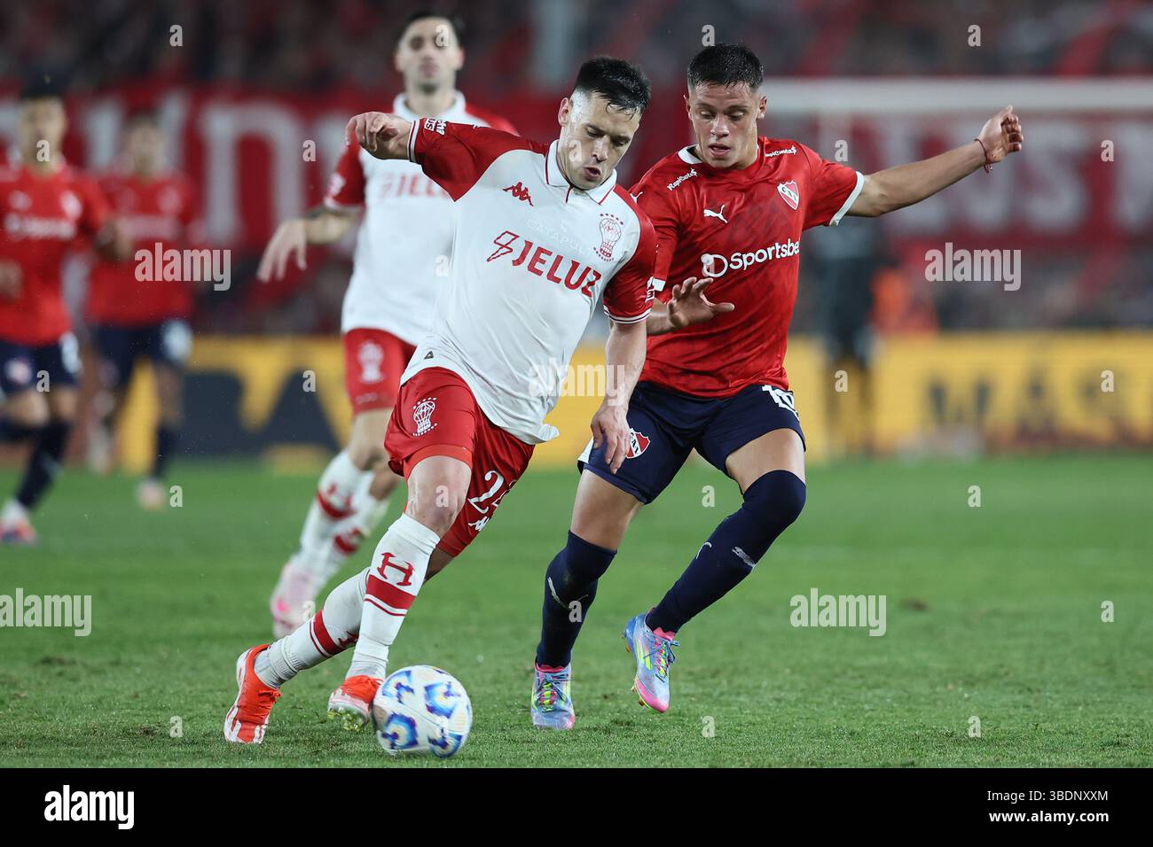 Huracan's defender Tomas Guidara (L) vies for the ball with ...