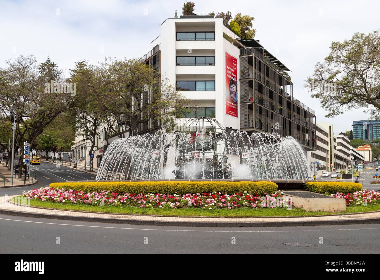 Rotunda infante roundabout statue hi-res stock photography and images ...