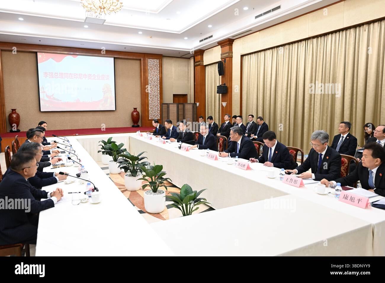 (250525) -- JAKARTA, May 25, 2025 (Xinhua) -- Chinese Premier Li Qiang ...