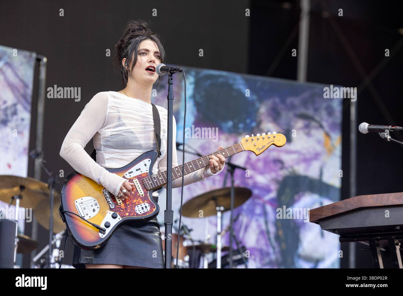 Sharon Van Etten of Sharon Van Etten & The Attachment Theory during the ...