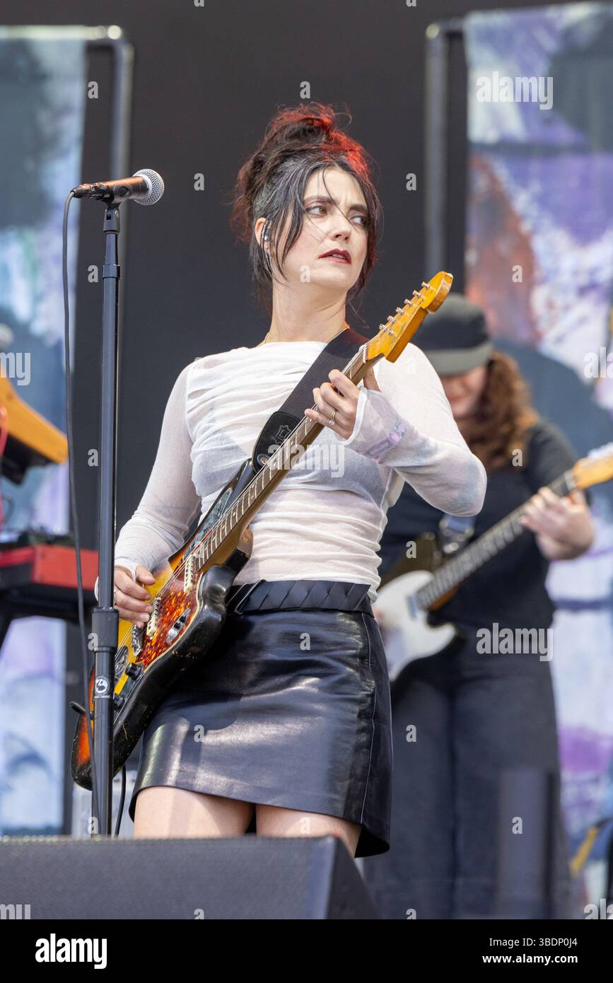 Sharon Van Etten of Sharon Van Etten & The Attachment Theory during the ...