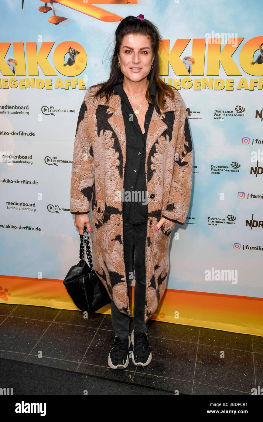 AKIKO DER FLIEGENDE AFFE-Stephanie Dettmann zu Gast auf dem roten ...