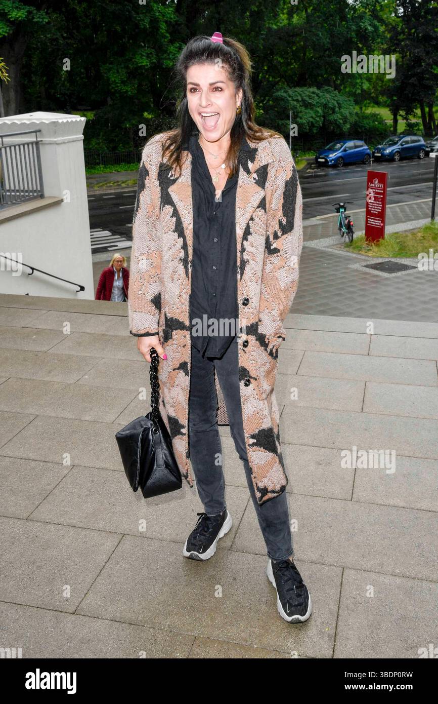 AKIKO DER FLIEGENDE AFFE-Stephanie Dettmann zu Gast auf dem roten ...