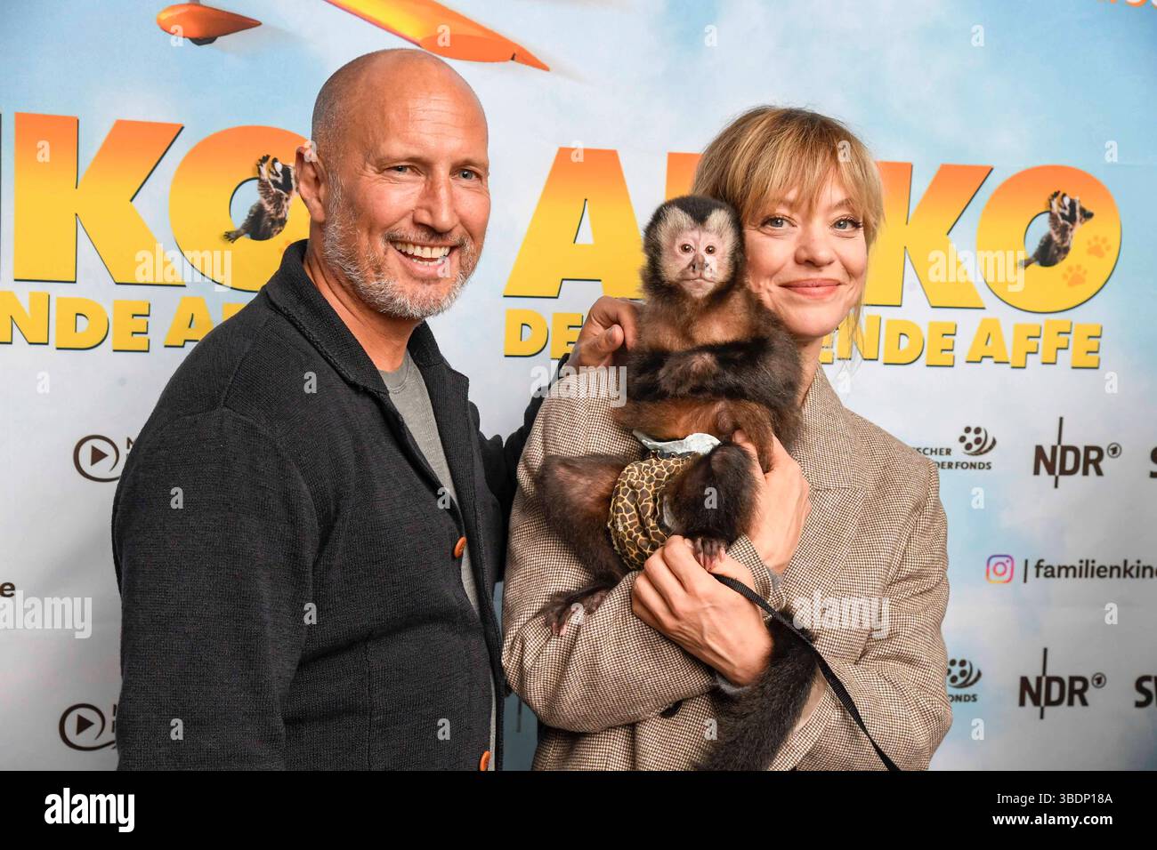 AKIKO DER FLIEGENDE AFFE- Heike Makatsch und Benno Fürmann Fuermann mit ...