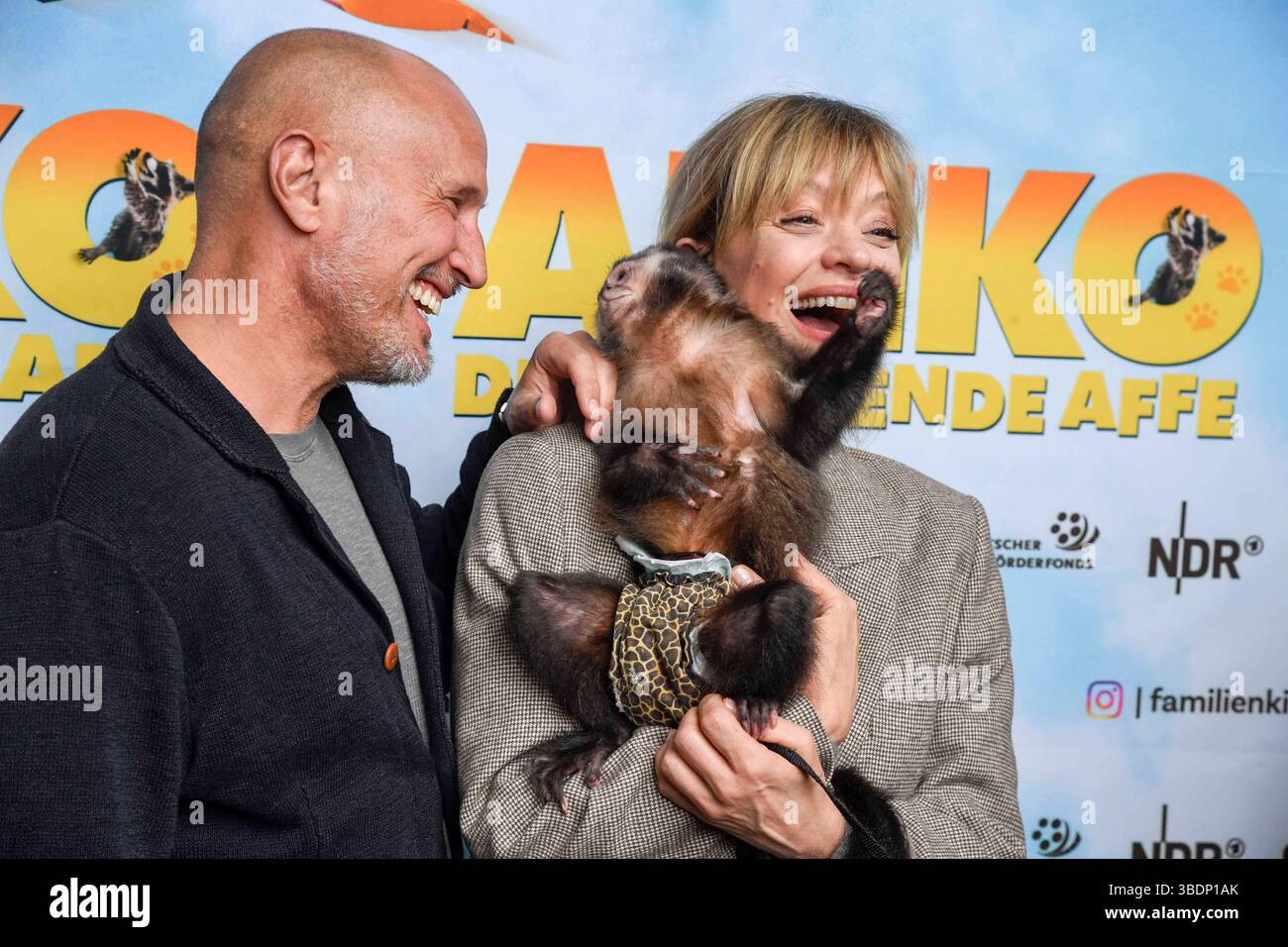AKIKO DER FLIEGENDE AFFE- Heike Makatsch und Benno Fürmann Fuermann mit ...