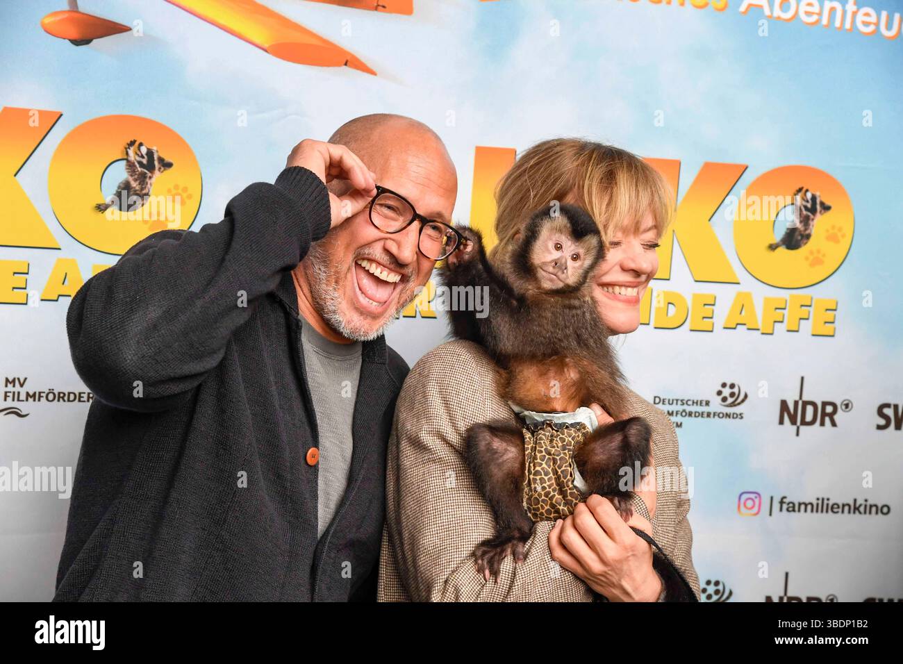 AKIKO DER FLIEGENDE AFFE- Heike Makatsch und Benno Fürmann Fuermann mit ...