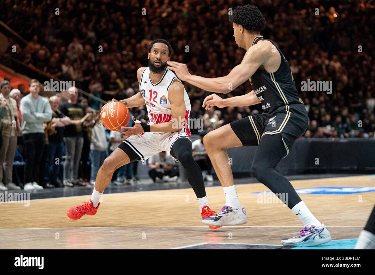 Davion Mintz (Nr. 12 Wuerzburg Baskets) gegen Sananda Fru (Nr. 10 ...