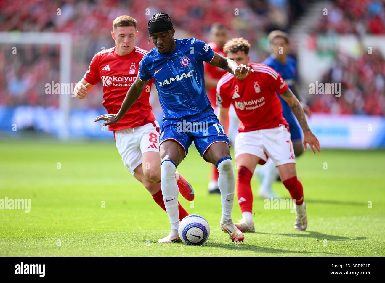 Elliott Anderson of Nottingham Forest puts pressure on Noni Madueke of ...