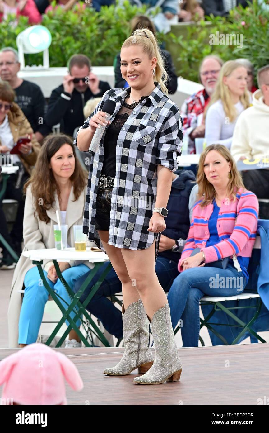 ZDF - Fernsehgarten. Lena Marie Engel & Stereoact während der ZDF ...