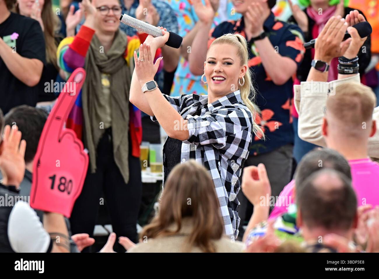 ZDF - Fernsehgarten. Lena Marie Engel & Stereoact während der ZDF ...