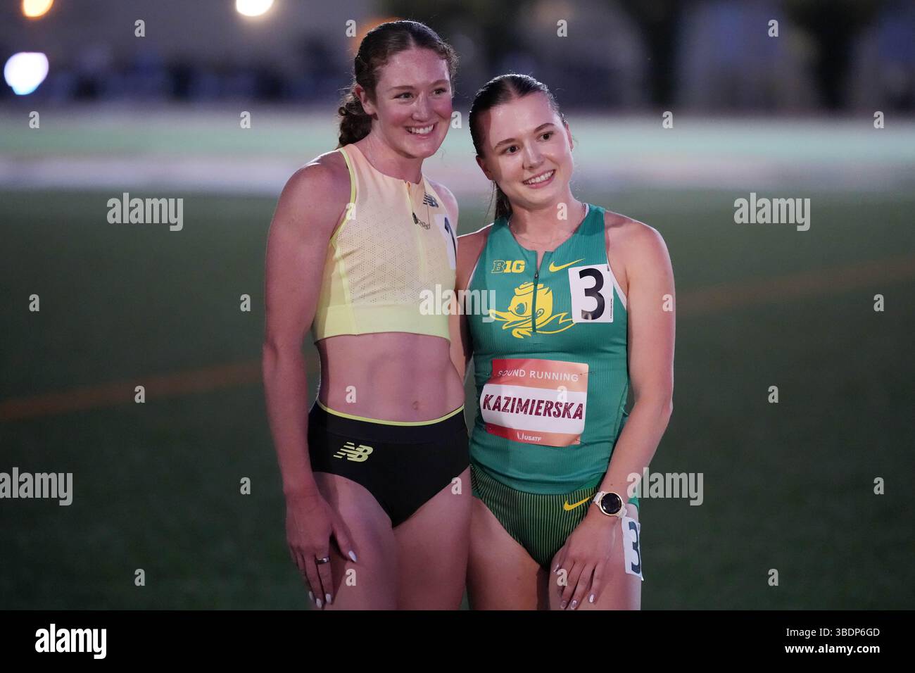 Klaudia Kazimierska of Oregon (right) and Emily Mackay pose after ...