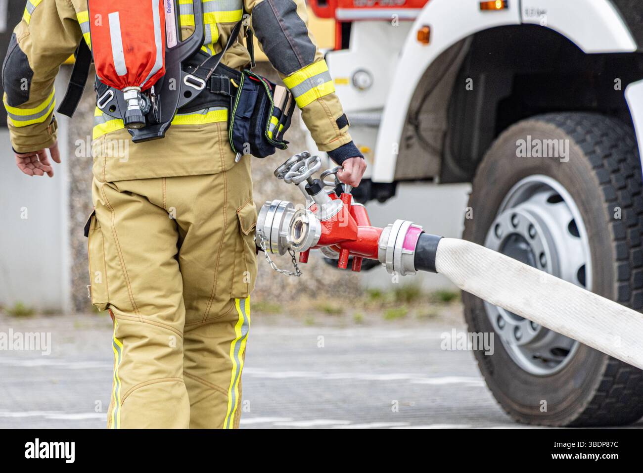 Large-scale disaster response exercise by the fire brigade focusing on ...