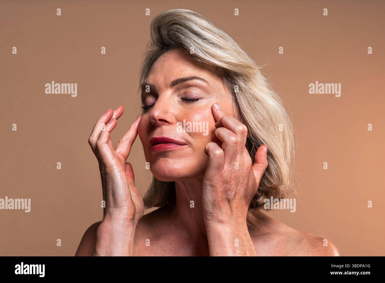 Beauty portrait of beautiful mature woman, concepts about cosmetics ...