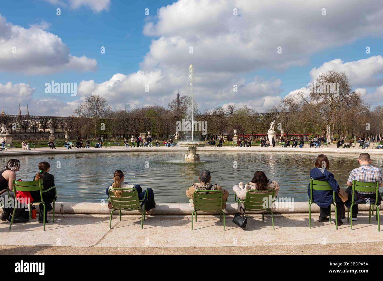 Circular pond with fountain hi-res stock photography and images - Alamy