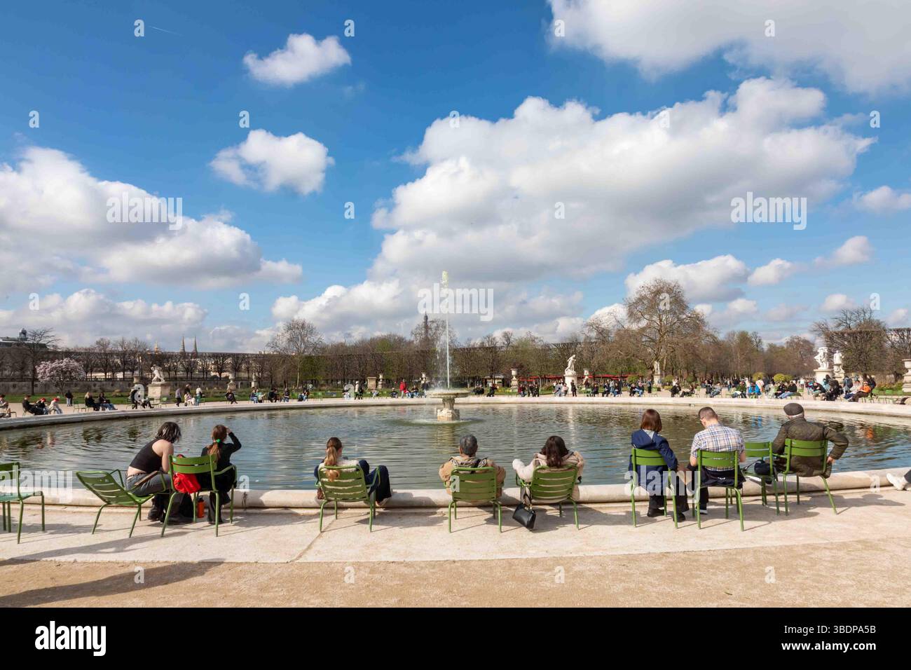 Circular pond with fountain hi-res stock photography and images - Alamy