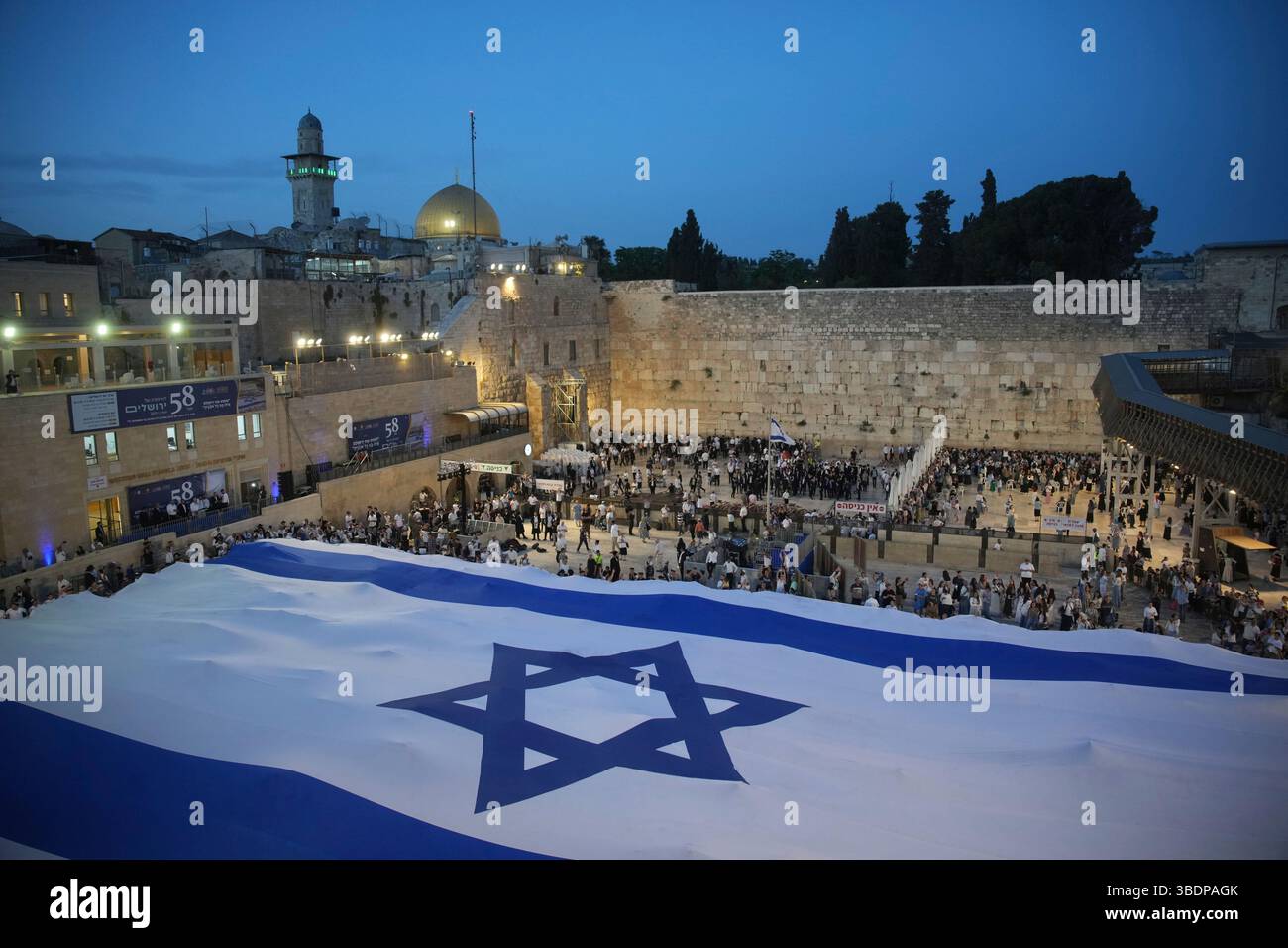 Members of Jewish youth movements unfurl a giant Israeli flag on the ...