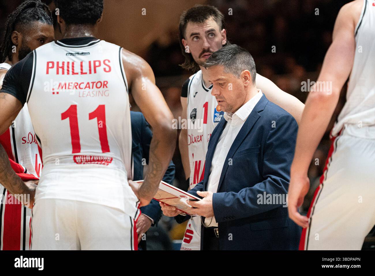 Braunschweig, Deutschland. 25th May, 2025. Sasa Filipovski (Headcoach ...