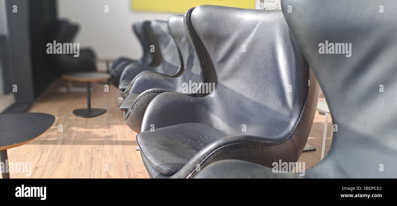 Black lounge chairs sleek hi-res stock photography and images - Alamy