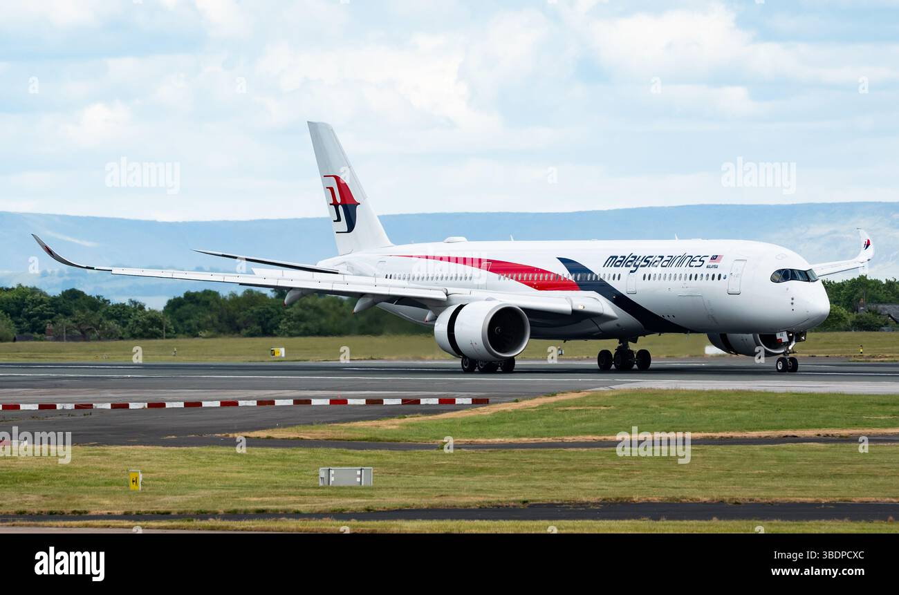 Airbus a350 941 9m mae malaysia airlines hi-res stock photography and ...