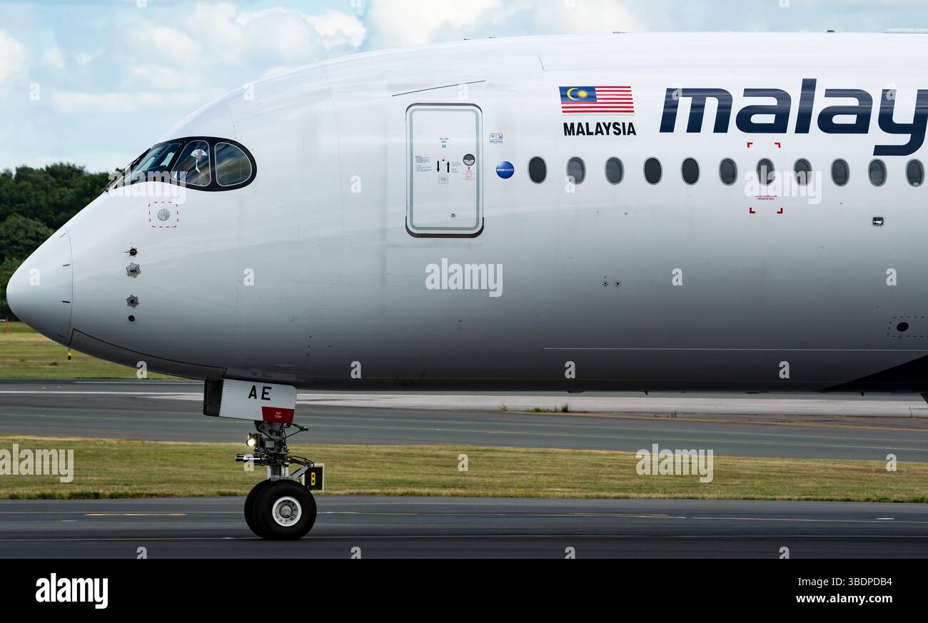Airbus a350 941 9m mae malaysia airlines hi-res stock photography and ...
