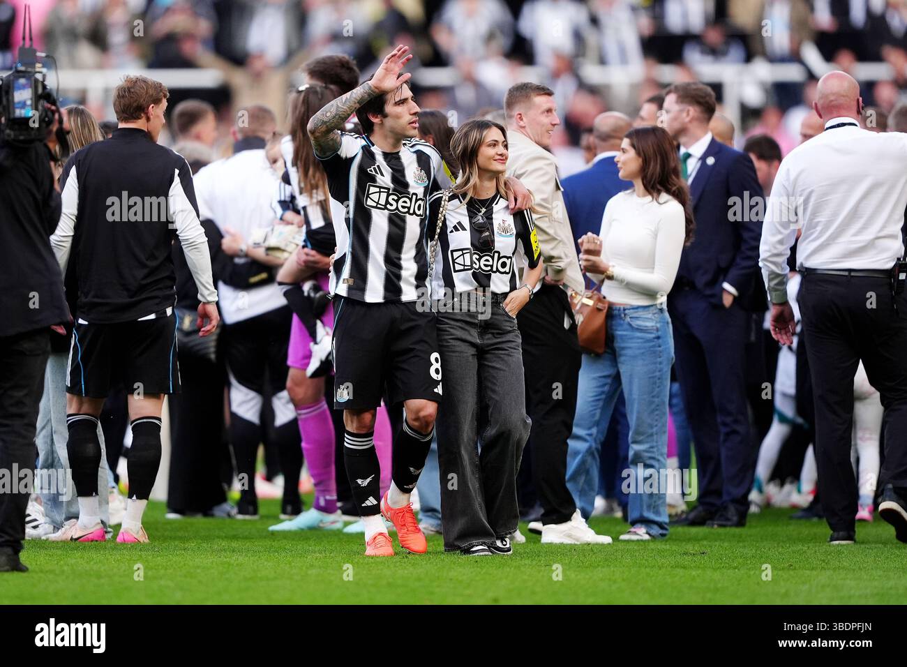 Newcastle United's Sandro Tonali (centre left) and partner Giulia ...