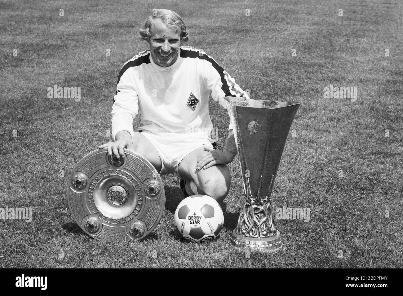 Berti VOGTS (MG, middle) with the UEFA Cup and championship trophy, joy ...