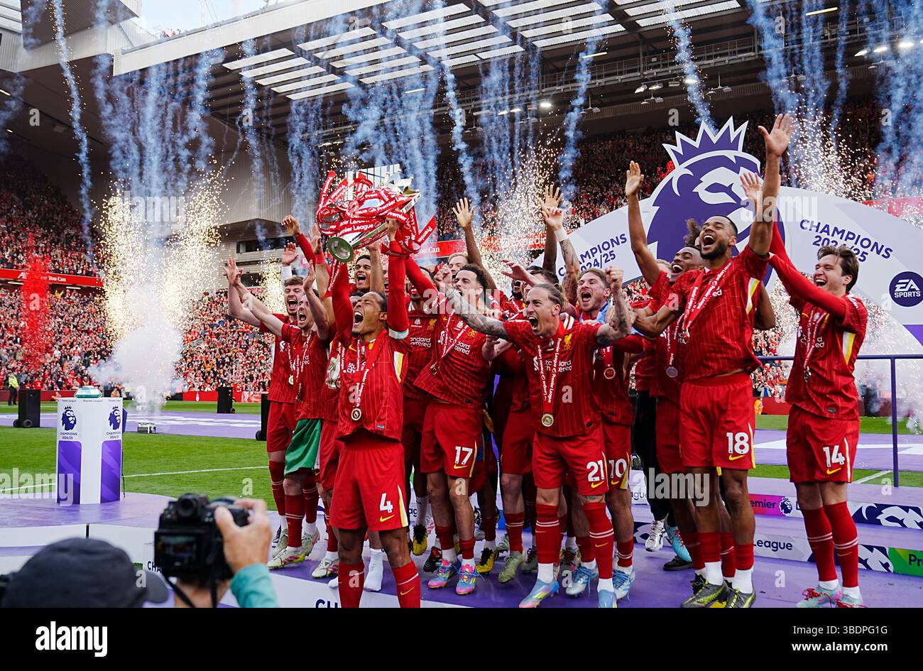 Liverpool's virgil van dijk lifts the premier league trophy with team ...
