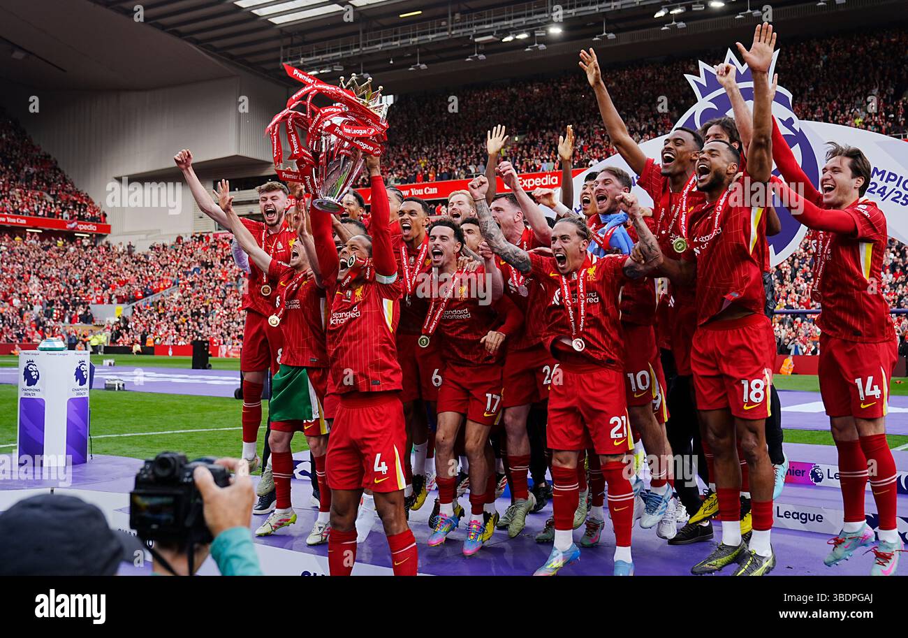 Liverpool's Virgil van Dijk lifts the Premier League trophy with team ...