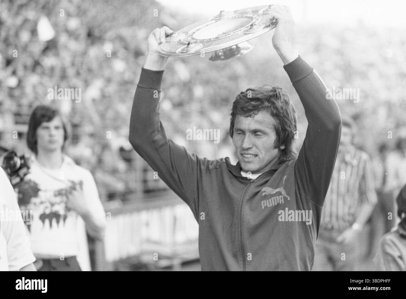 Jupp HEYNCKES (MG, middle) lifts the championship trophy. Joy ...