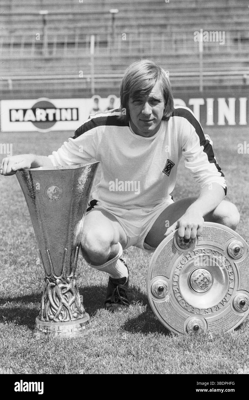 Henning JENSEN (MG, middle) with the UEFA Cup and championship trophy ...