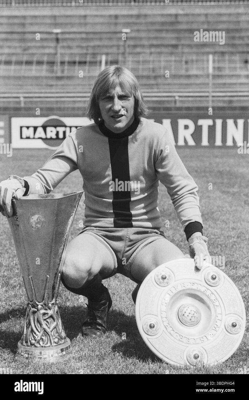 Goalkeeper Wolfgang Kleff (MG, middle) with the UEFA Cup and ...