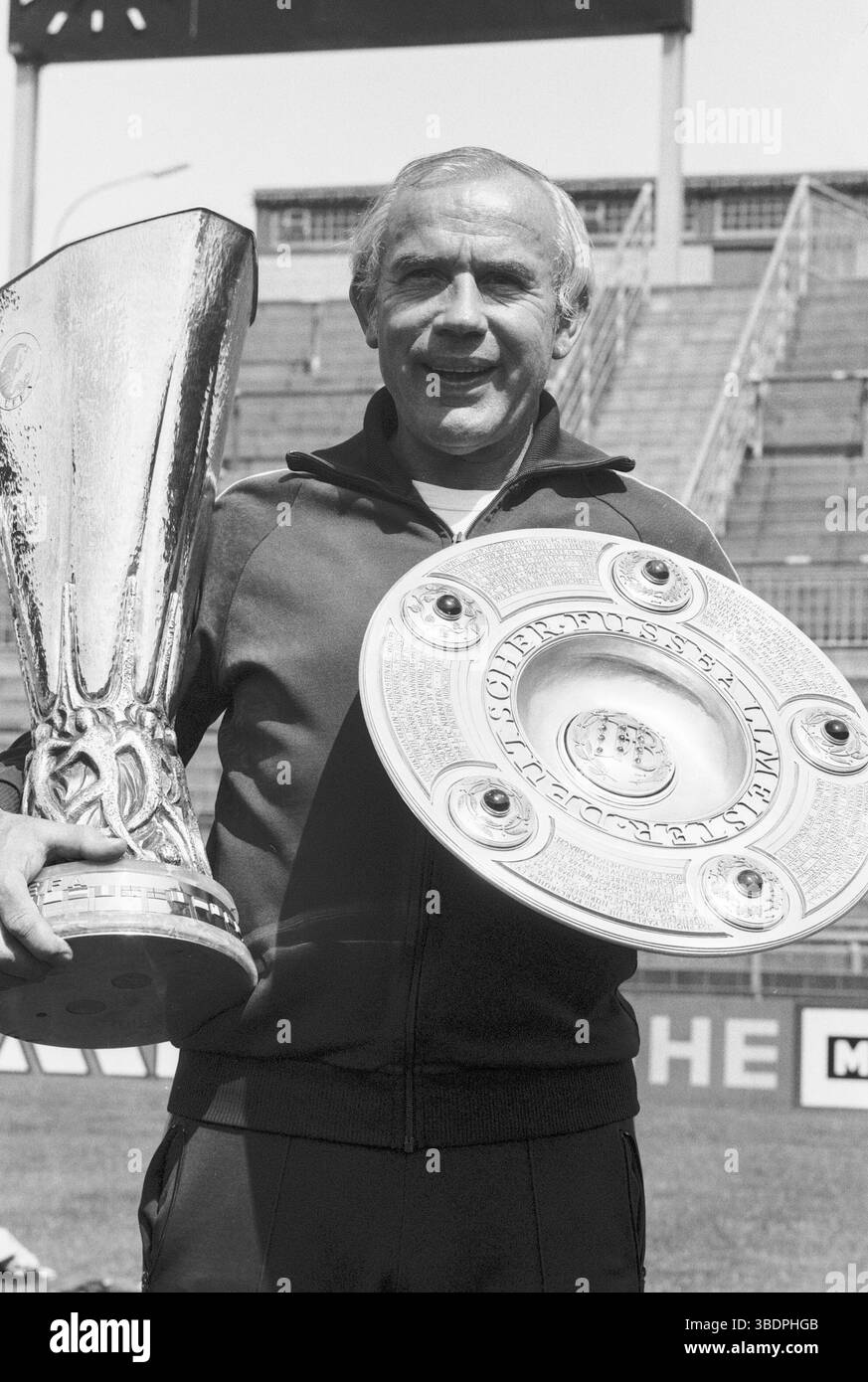Coach Hennes WEISWEILER (MG, middle) with the UEFA Cup and championship ...