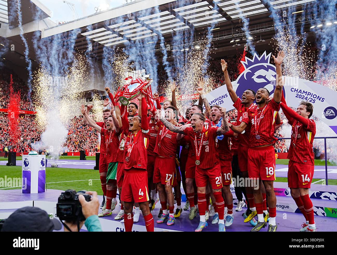 Liverpool's Virgil van Dijk lifts the Premier League trophy with team ...
