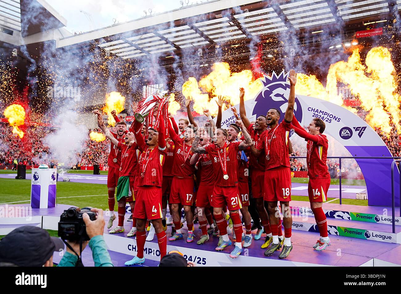 Liverpool's Virgil van Dijk lifts the Premier League trophy with team ...