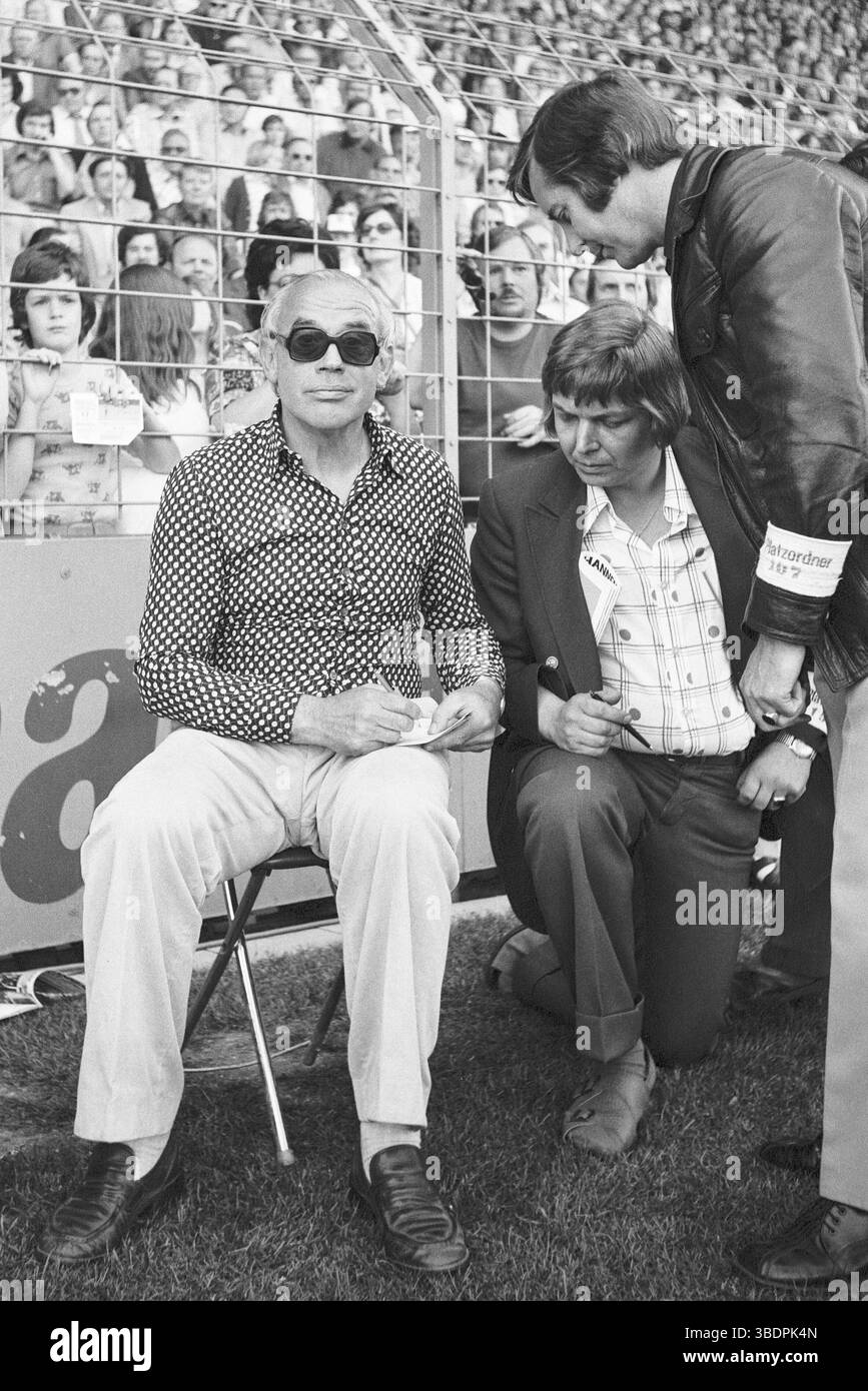 Coach Hennes WEISWEILER (MG, left) signs autographs. Bundesliga ...