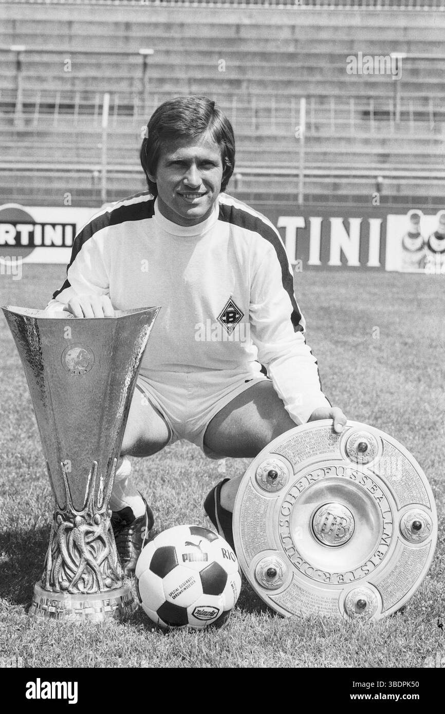 Jupp HEYNCKES (MG, middle) with the UEFA Cup and championship trophy ...